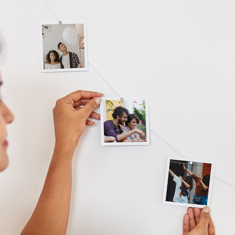 Horizontal Magnetic Photo Rope Online - Magnetic Photo Wire | Zoomin